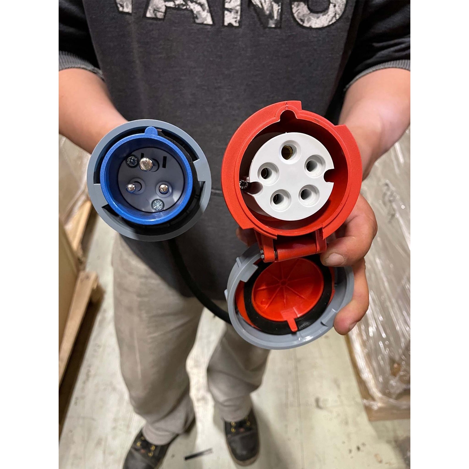 Voimavirta-Caravan adapteri sähköauton lataamiseen CEE RED/CEE BLUE